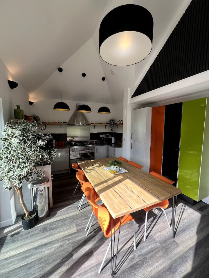 Bright And Spacious 4-bed Flat - Edinburgh