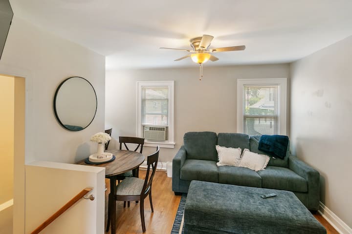 Quaint And Cozy 2 Bedroom Apt Near Highwood Train! - Highland Park, IL