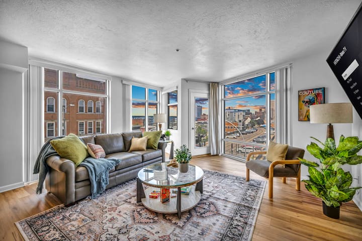 City-luxe|free Parking|24/7 Gym| Steps 2 Metropark - Cleveland