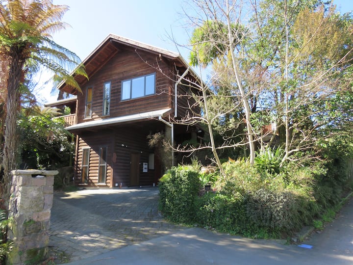 Unique Log Cabin - Rotorua