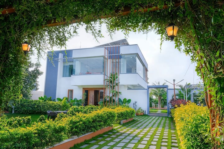 Olivewood Farmstay | 3bhk With Pool By Homeyhuts - Hyderabad