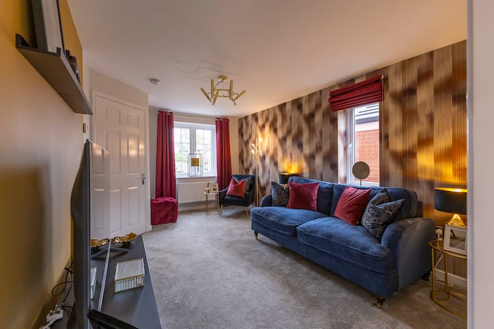 Stunning & Bright Home | Free Parking | Next To M1 - Mansfield