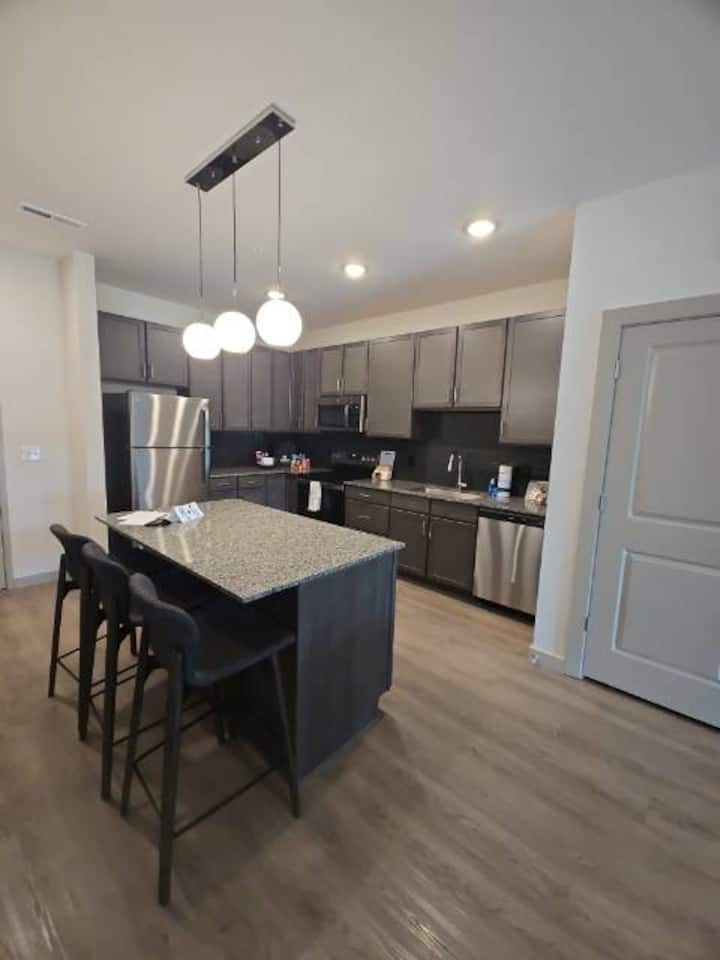 Modern Luxe 2br Apt - メーソン, OH