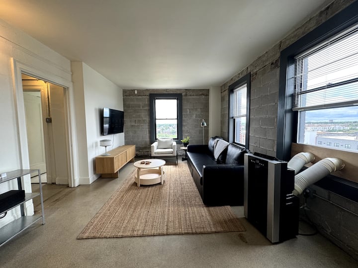 Stylish Midtown Apartment W/ Stunning City Views - Detroit, MI