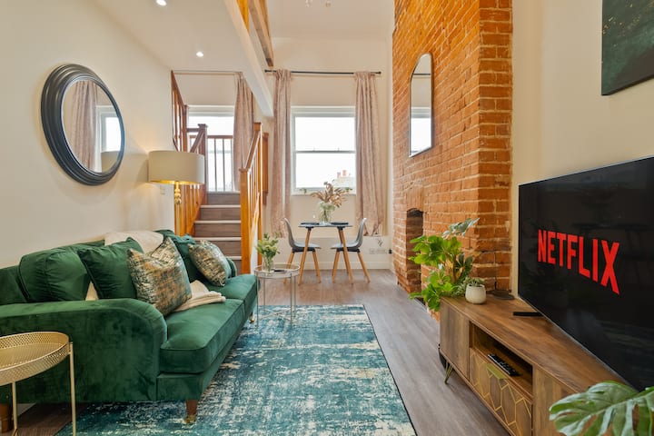 Unique Rooftop Retreat | City View | Sleeps 4 - Canterbury