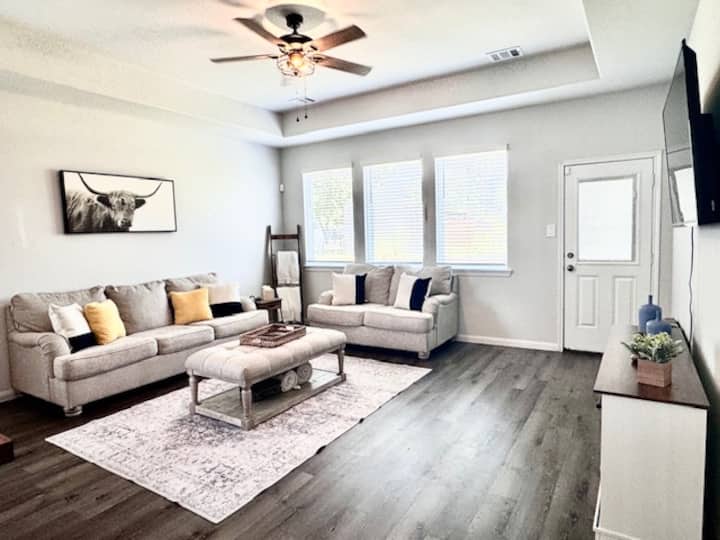 Harper Lane House|pool Table+backyard! - Bryan, TX