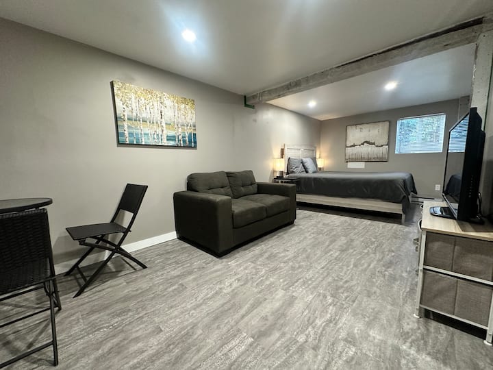 Cozy Private Bedroom + Living Space - Saanich