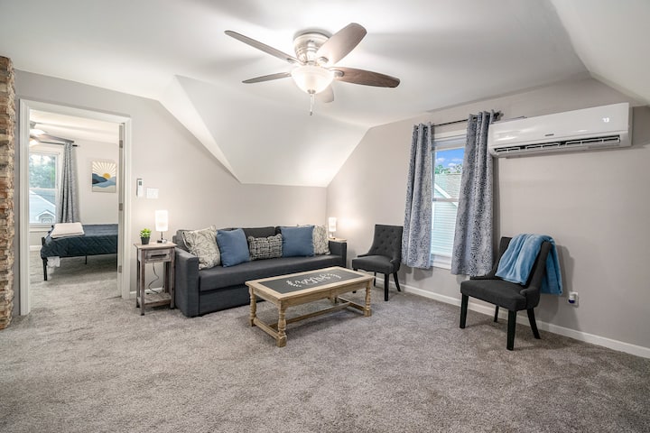 Cozy Hideaway: King Bed, Fire Pit, 7 Min To Beach - Michigan City, IN