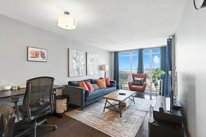 Modern Waterfront 2-bedroom Condo With Balcony - Toronto
