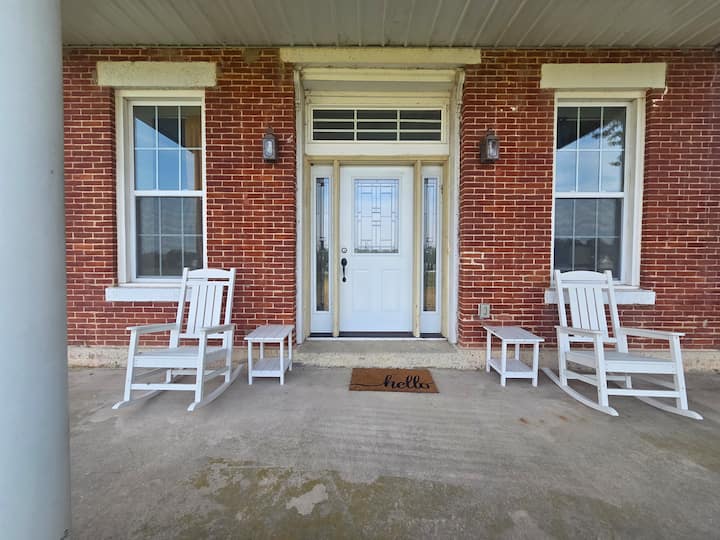 It's A Brick - House On The 1st Floor! - Cascade, IA