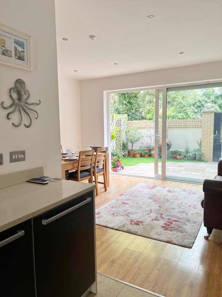 Spacious Seaside Townhouse (Private/gated Parking) - Southsea