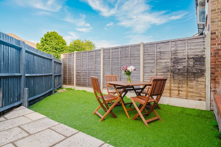 Candlefield House, Family, Contractors Freeparking - Hertfordshire