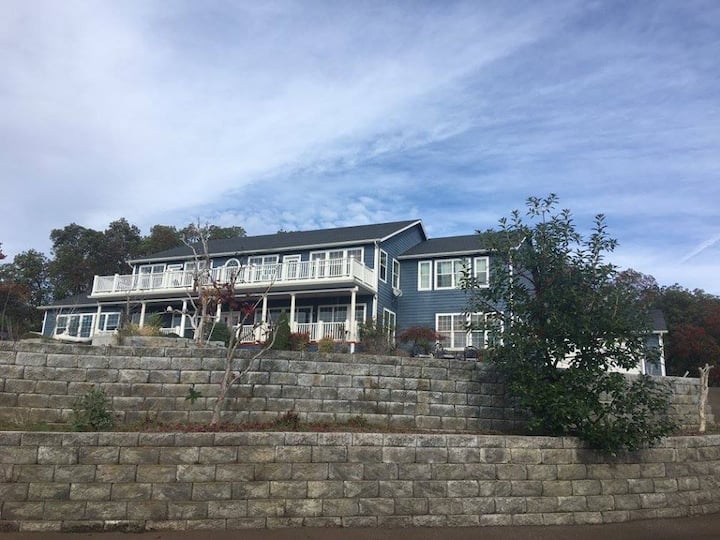 Jill Bedroom With A Deck & View - Roseburg, OR