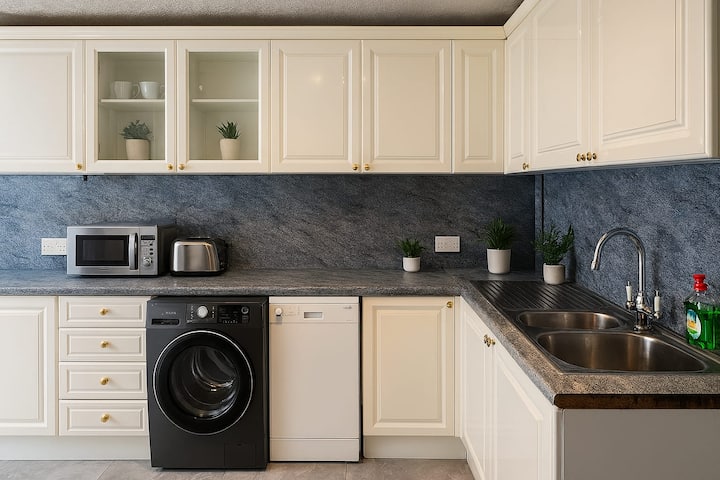 Modern 4br Walk To Luton Airport + Free Parking - Luton