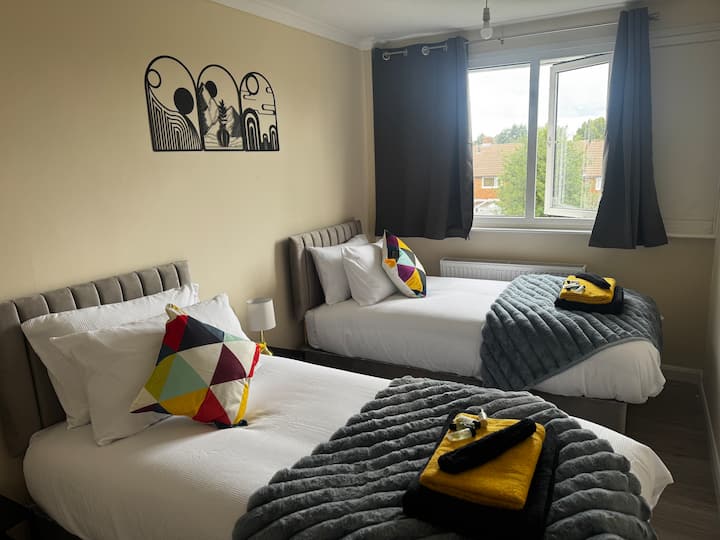 Modern 4br Walk To Luton Airport + Free Parking - Luton