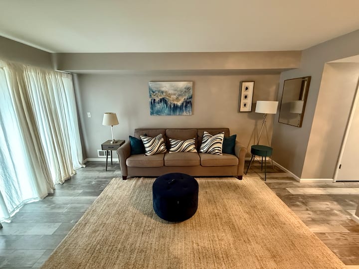 Comfortable & Equipped For Traveling Professionals - Rockford, IL