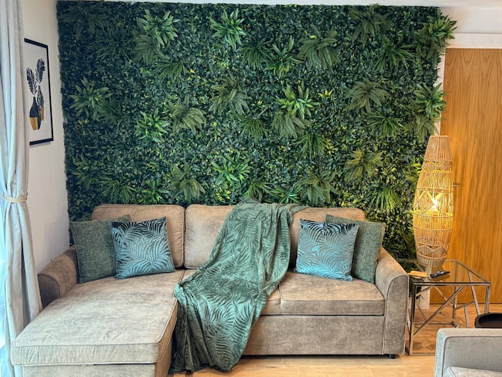 Velvet Leaf Retreat | Tvs Ensuite Bathroom Parking - Leeds