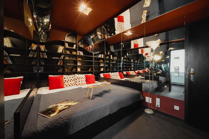 Smichov Mixhouse Mirror Room By Wagnerstays - Prague