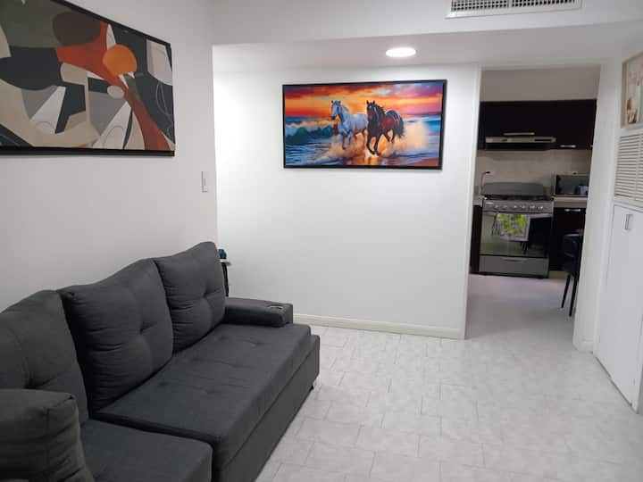 Welcome To Your Home In Caracas. Safe And Central - Caracas