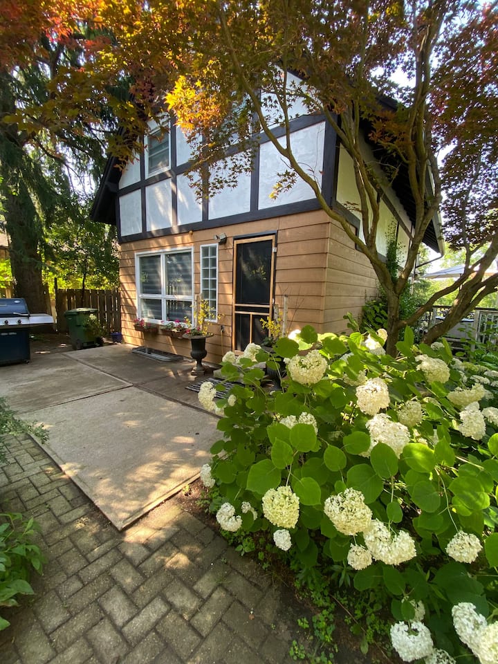 3 Bedroom Home, Lake View,  1 Acre Property - Kitchener