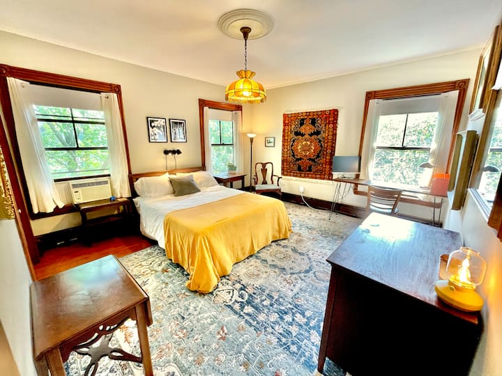 Sunny Suite In Victorian Home - Boston, MA