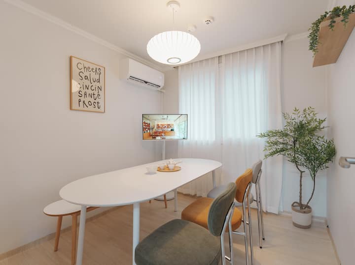 [특별30%할인]무료픽업 |케데헌 |  경복궁ㅣ
8인 | 방4·퀸4ㅣ깨끗하여예약많은 숙소 - 首爾