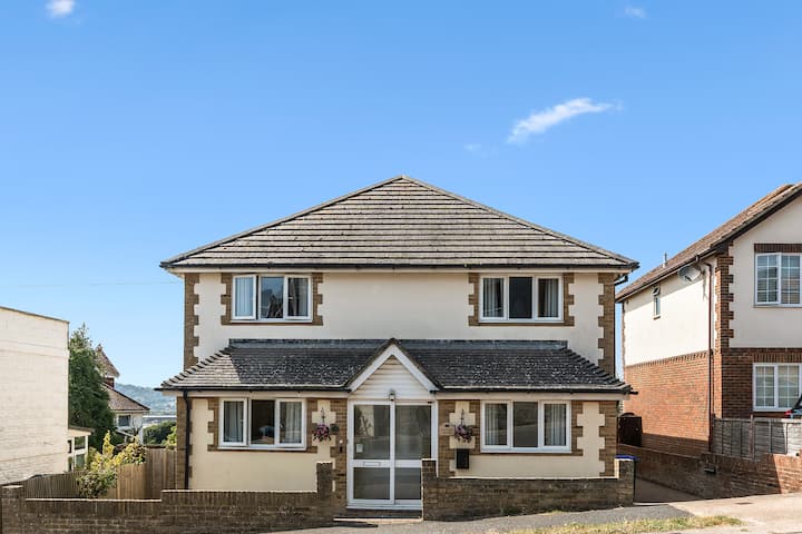 Special 10% Discount | Large Rooms | 2 Car Parking - Seaford