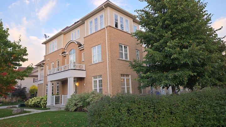 Beautiful End-unit Townhome With Lakeview Room - Oshawa