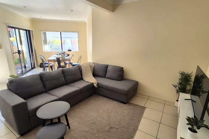 Relaxed Coastal 3br: Stroll To Beach, Cafes & Pier - Hervey Bay