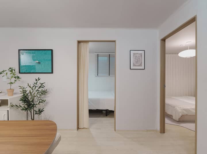 [4r6b]명동#광화문#경복궁#ddp#종로#광장시장#북촌#창덕궁#공항버스5분#서울대병원 - Seoul