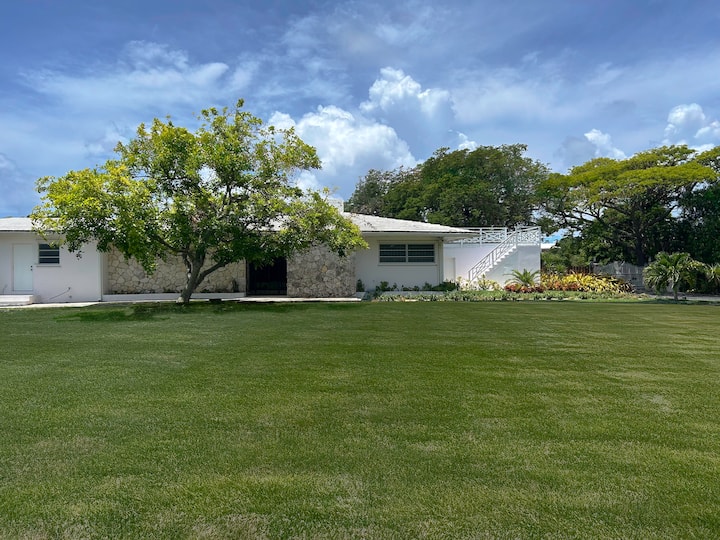 Exclusive 4-br Estate W/sundeck, Near Port Lucaya - Bahamas