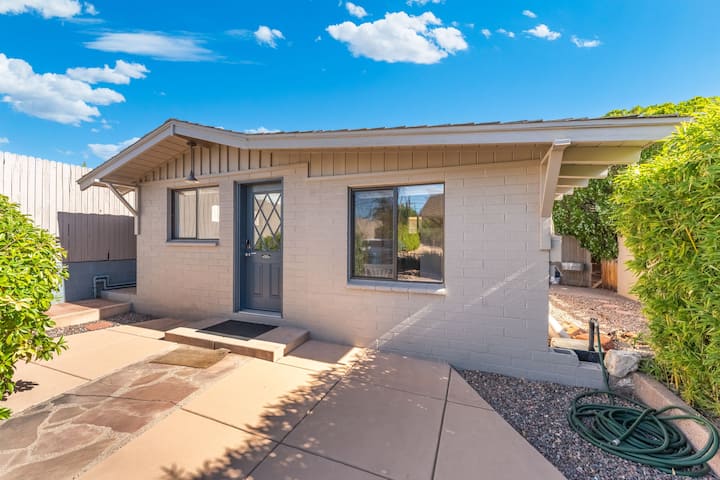 Charming Uptown Guest House | Cozy, Walkable - Sedona, AZ