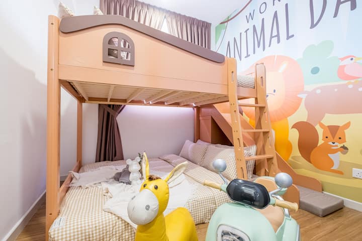 Animal-themed Kids Paradise Slide&toys Family Stay - Kuala Lumpur