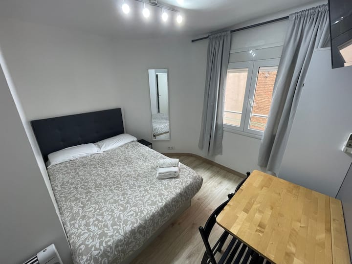1 Estudio Nuevo Con Cocina Y Baño, Frente Al Metro - Pallejà