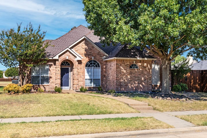 Texas Themed Retreat • 4br • Pool Table • Arcades - Allen, TX