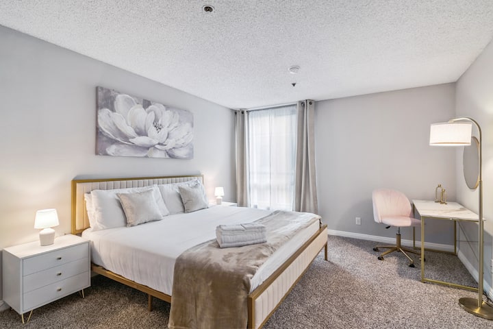 Hollywood Getaway | Pool, Parking, Netflix, Wifi. - Hollywood, CA