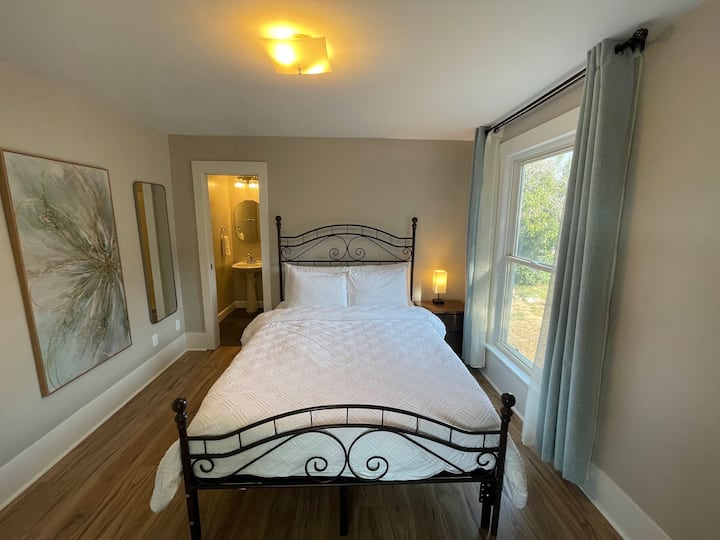 Walk To Lake & Downtown Chelan! Room #4 - Chelan, WA