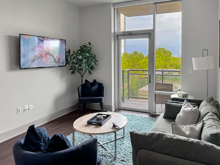 Azure Escape 2br/2bth: Tysons | Pool |Free Parking - Fairfax