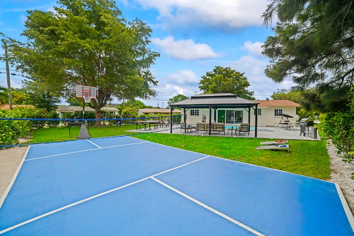 Favorite Home| Heated Pool | Pool Table | Games - Sunny Isles Beach, FL