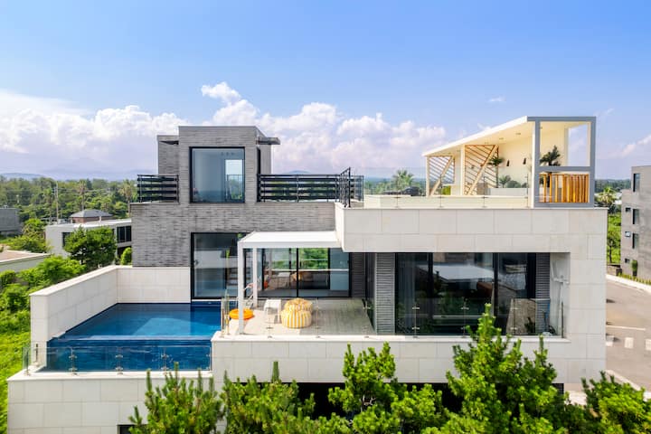 루프탑 에서 보이는 한라산과 바다 몬테르니 다이아몬드 - Jeju