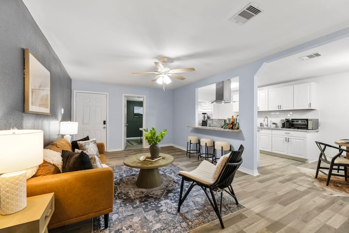 *New* Elegant Texas Retreat, 10bd/7ba - Houston, TX