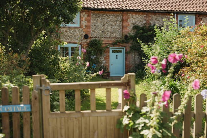 Chloe's Cottage At Wiveton Hall - Holt