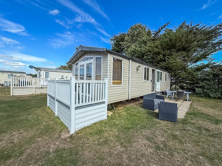 Caravan With Decking At Valley Farm Ref 46516v - Clacton-on-Sea