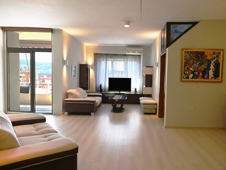 2 Br Apt With Balcony In Blloku - Tirana