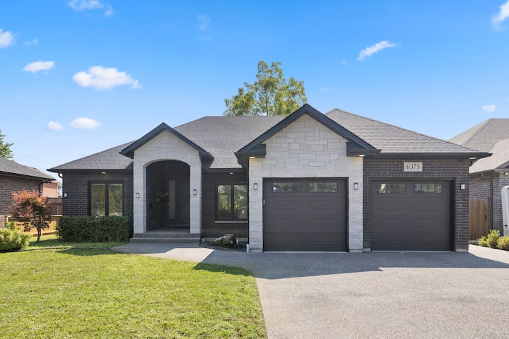 The Matchette Manor • Luxury • Hotub • Lasalle - Windsor, ON, Canada
