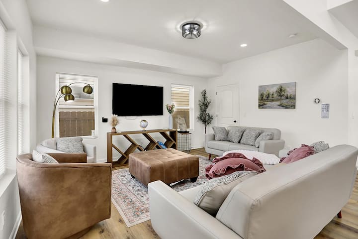 Near Downtown Chic & Spacious | 4bd + 2 Car Garage - 코타