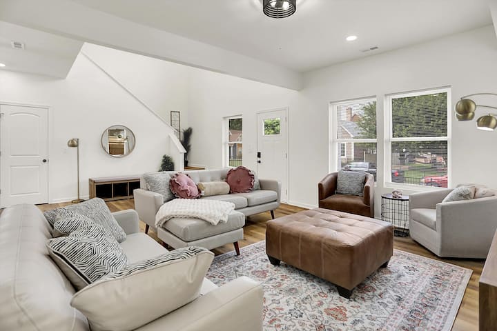 Near Downtown Chic & Spacious | 4bd + 2 Car Garage - Indianapolis