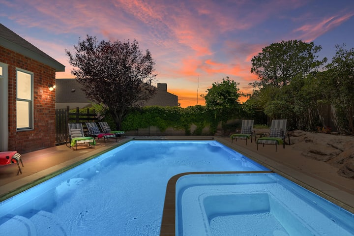 Luxury Oasis W/ Pool & Hot Tub - Albuquerque, NM