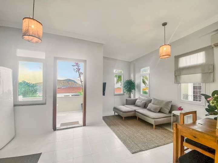 Stylish Central 2 Bed Flat With Balcony & Sea View - Turkey