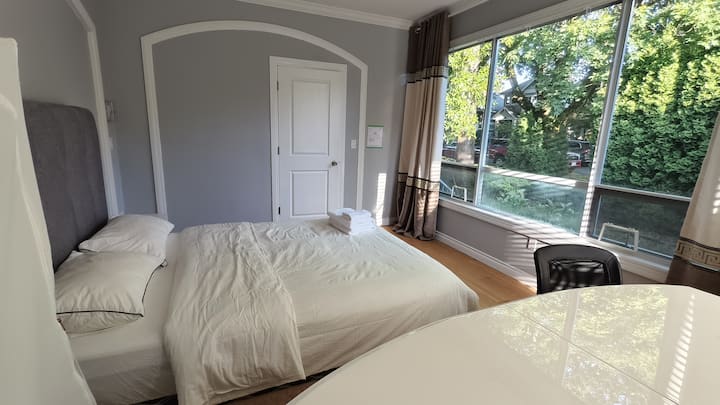 Spacious House With 5 Bedrooms Near Ubc - Vancouver